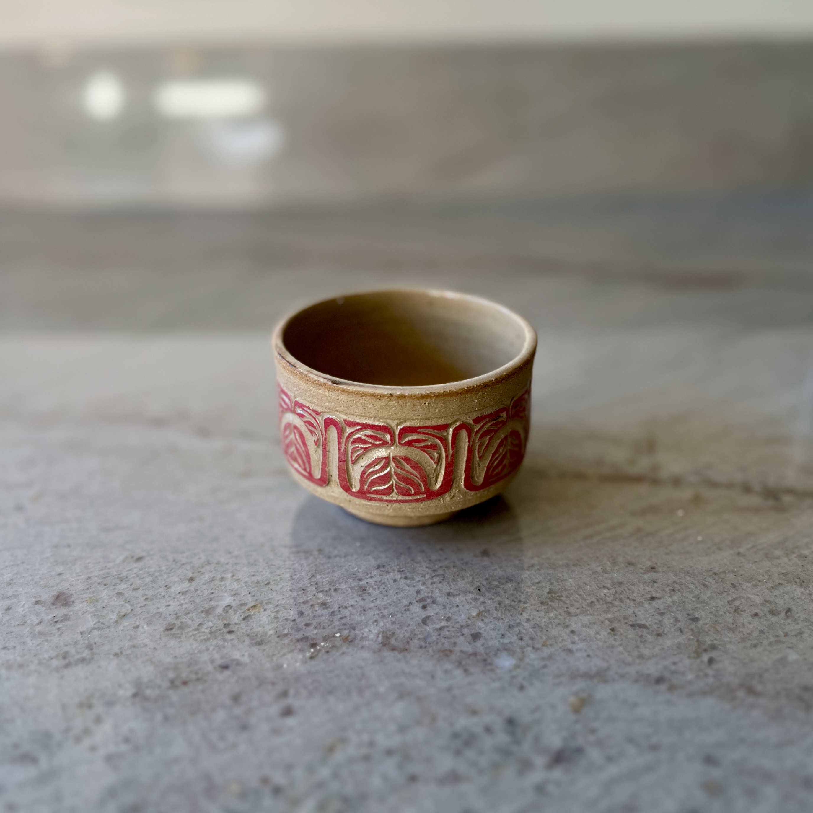 op-cup1089-sandy-clay-teacup-with-red-carving-2-buschkraft – BuschKraft